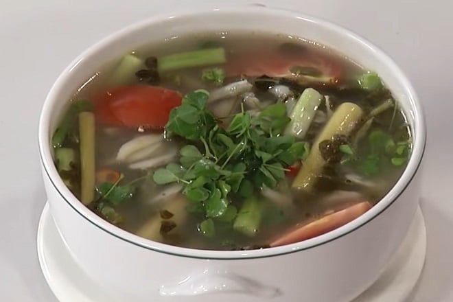 Cách nấu canh chua lá me với cá cơm và thịt gà ngon nhất